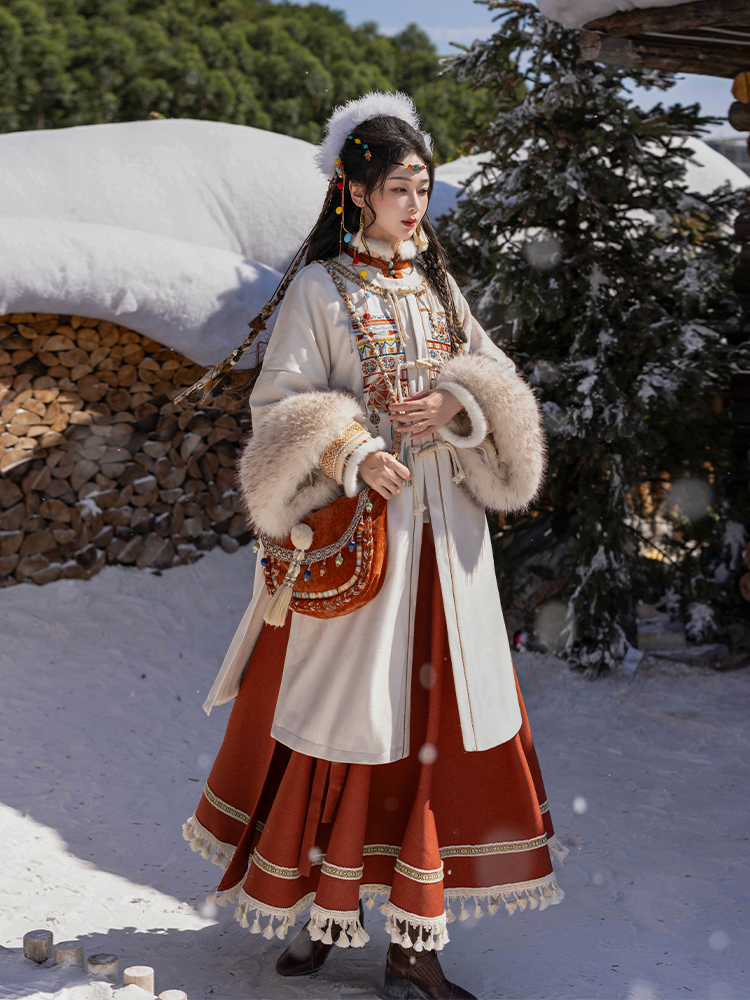 Ming Dynasty and Zhuang Ethnic Inspired Hanfu Crew Neck Jacket - Yunzh ...